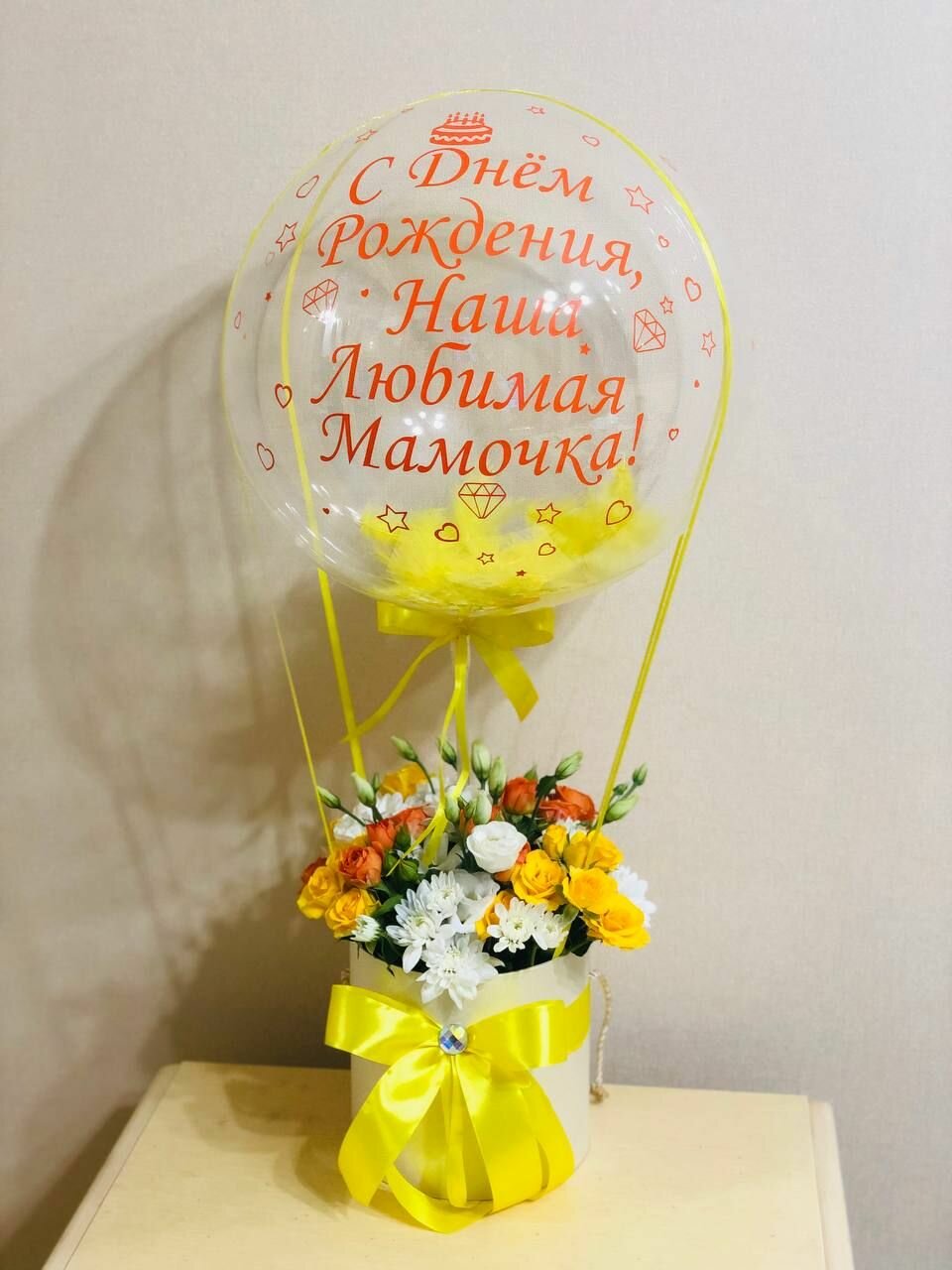 Цветы в коробке с шаром баблс/ Букет маме / Розы и хризантемы