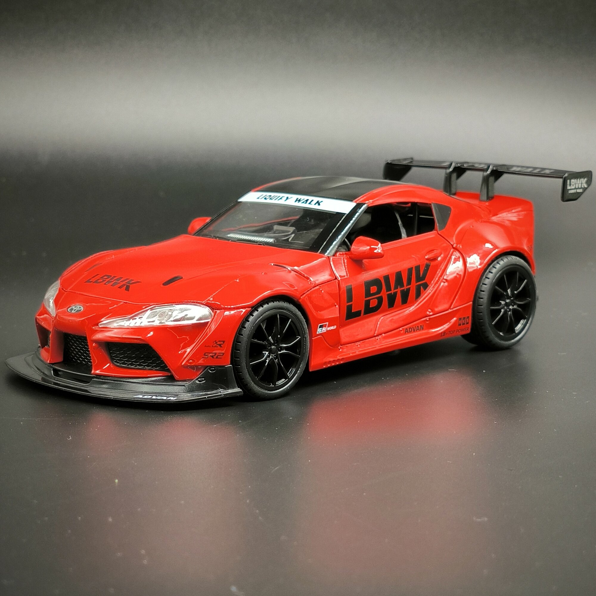 Металлическая машина Toyota Supra с световым и звуковым сопровождением. / Масштаб 1:24