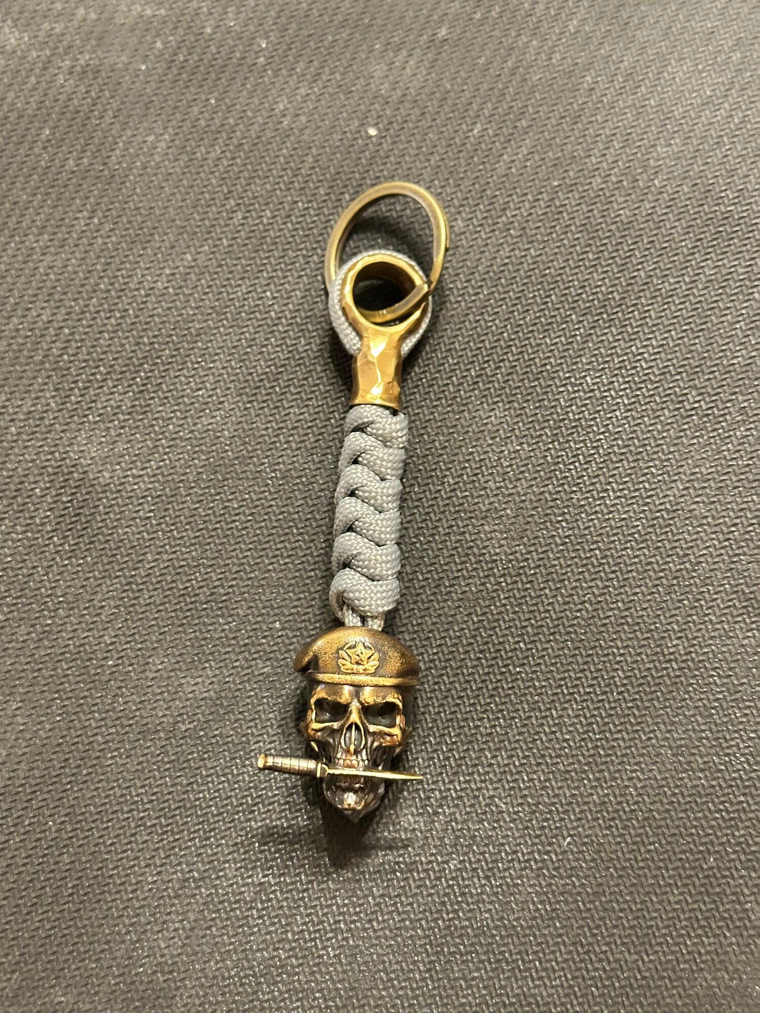 Брелок с бусиной из латуни "ВДВ с ножом"