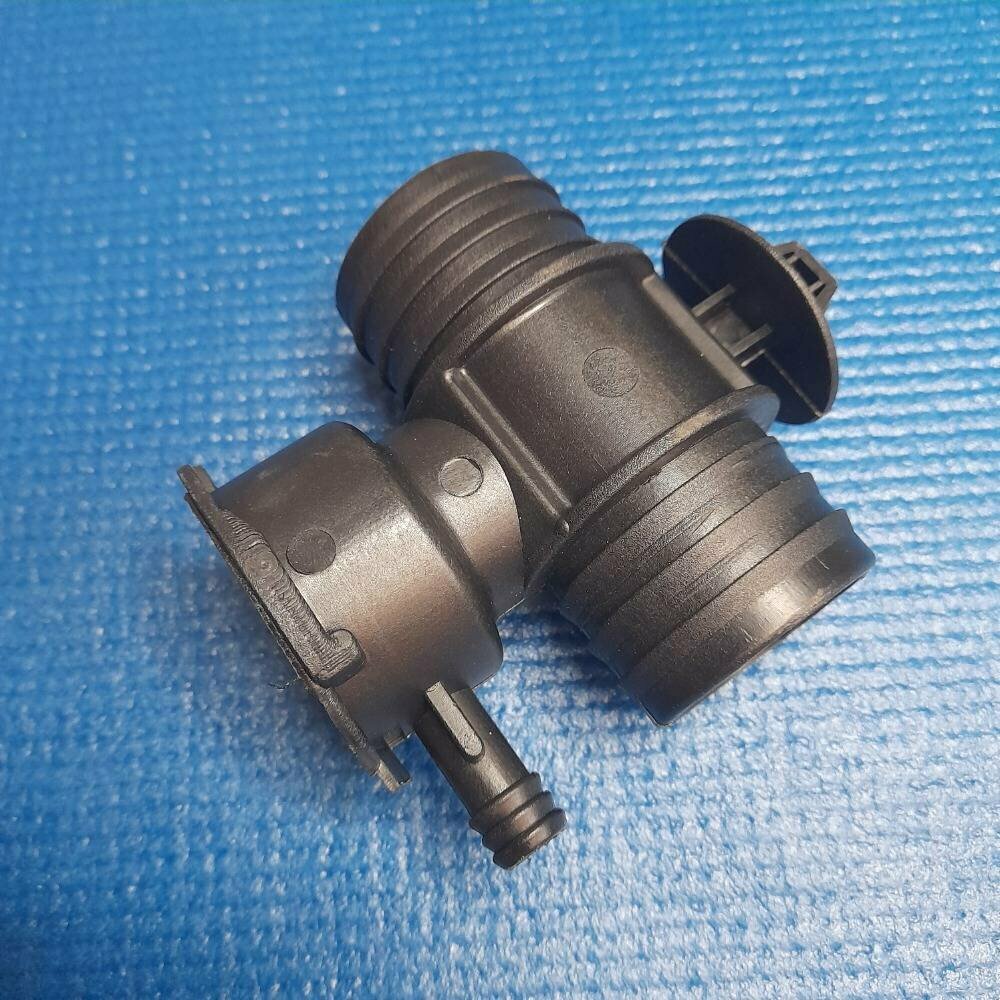 Тройник системы охлаждения Dodge Stratus 2.4 2002