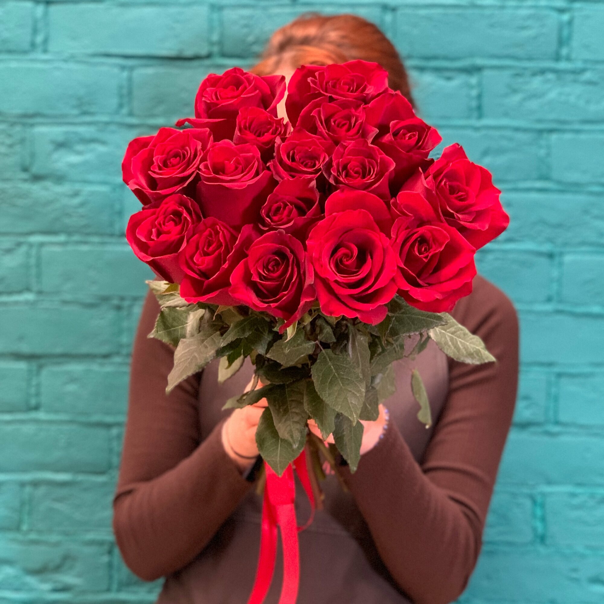 Букет от бренда "Цветы и Мишки" в составе: 15 красных роз