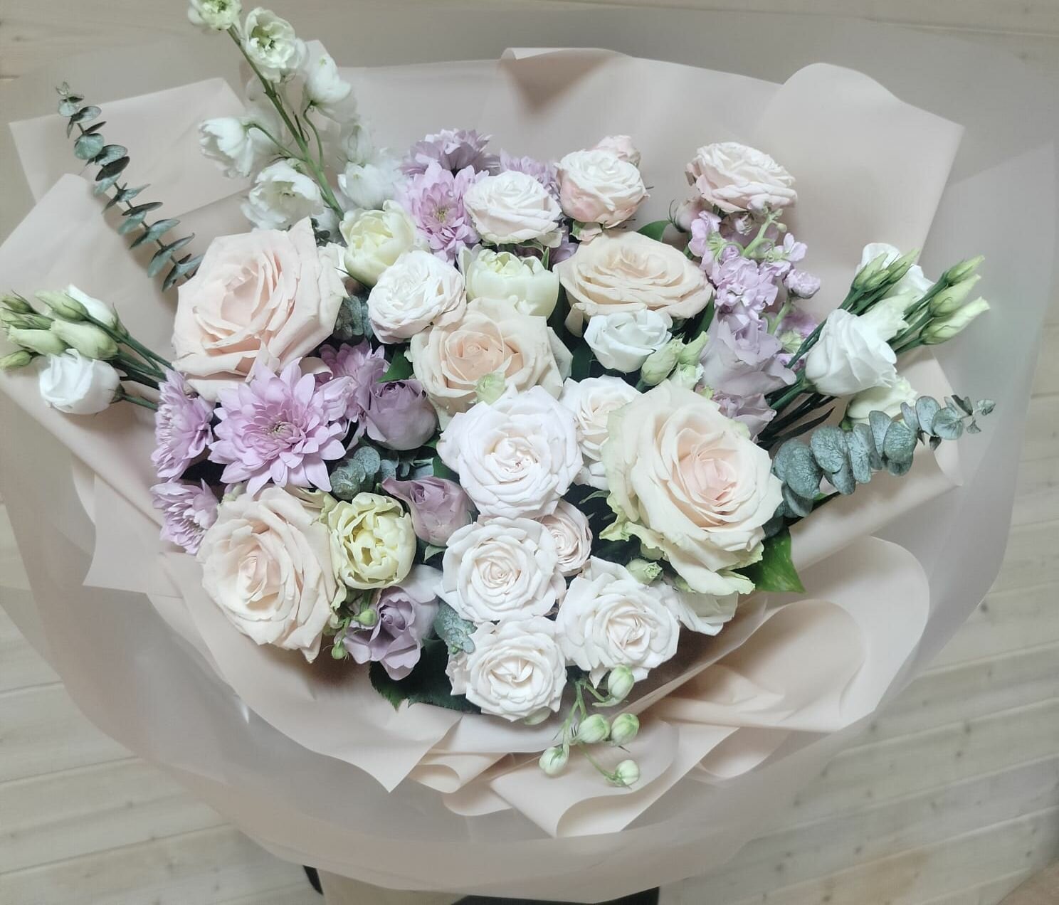 Пионовидная роза, эустома, роза в авторском букете симфония