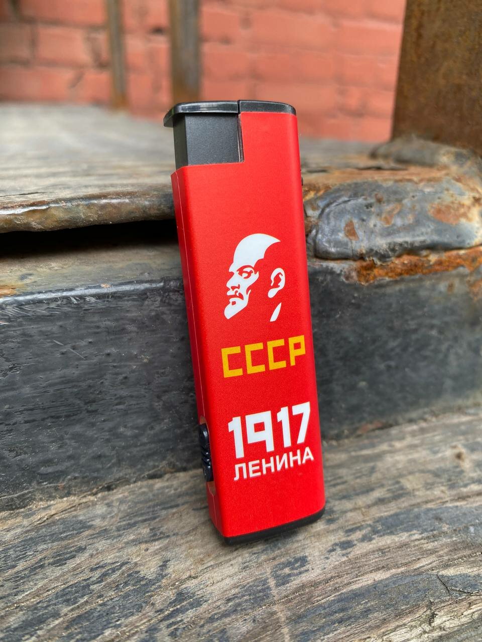 Зажигалка газовая турбо с фонариком «СССР 1917 Ленин» без газа, профиль, сувенирная, пластик, красный фон, синее пламя