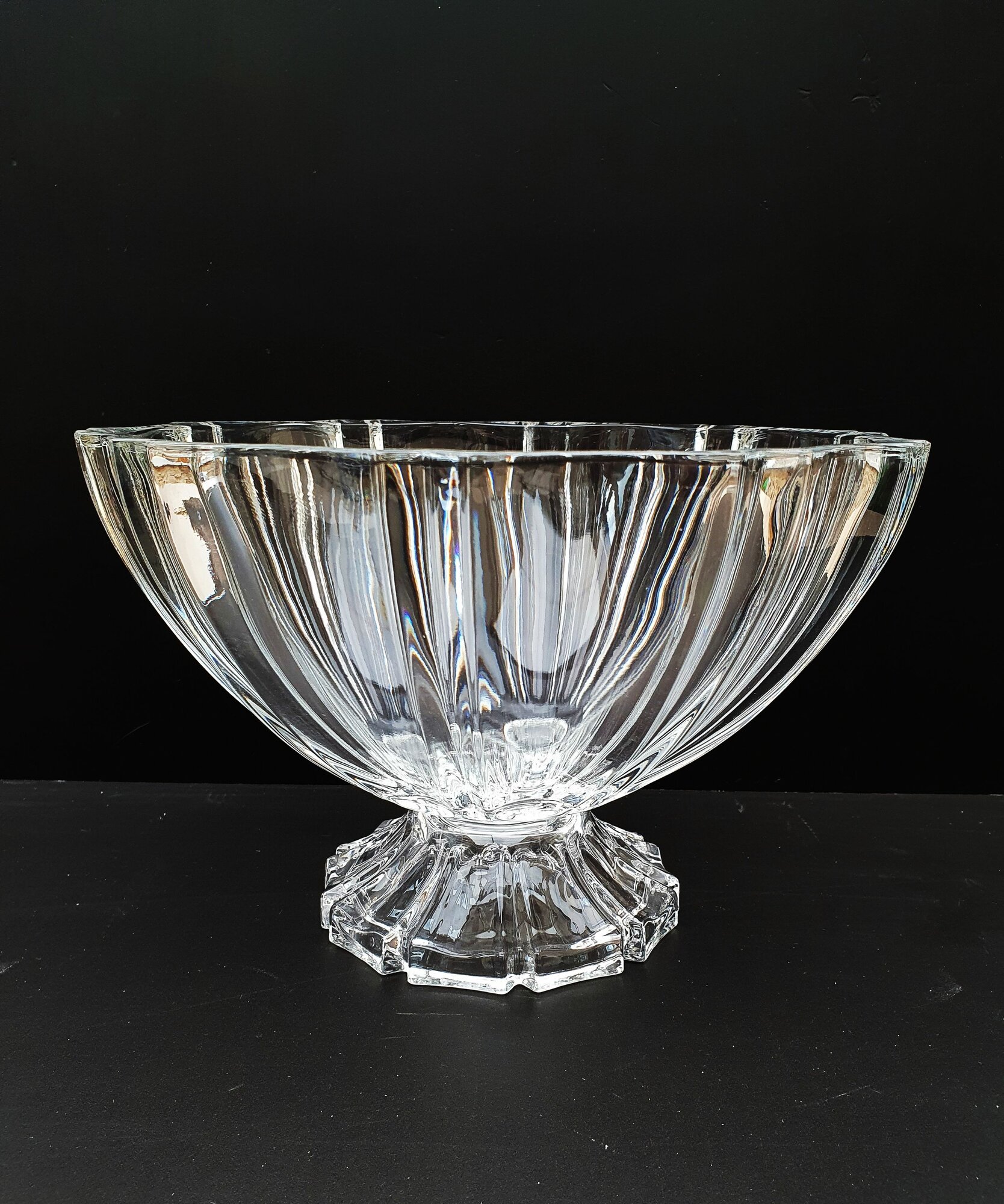 Ваза для фруктов на ножке. H-16 см. D-25 см. Упроченное стекло. В оригинальной упаковке.