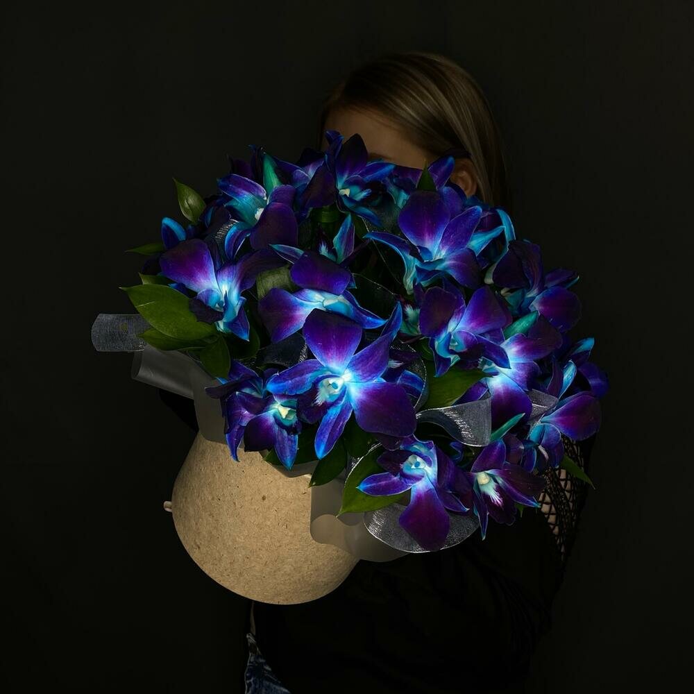 Коробка с синими орхидеями дендробиум «Космические приключения»