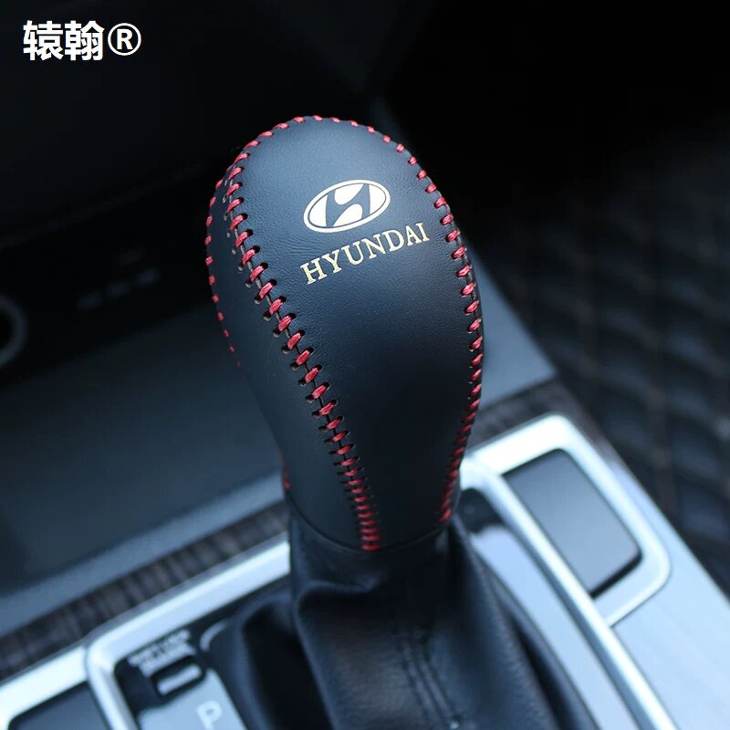Чехол из черной кожи для ручки переключения передач Nissan Tiida 2014-2019 с красной строчкой и золотым логотипом -