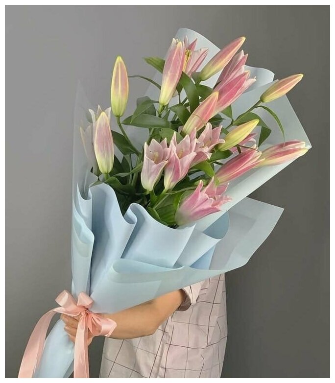 Букет из лилий и роз "Алиса" от Доставка Цветов, сборный, на стеблях