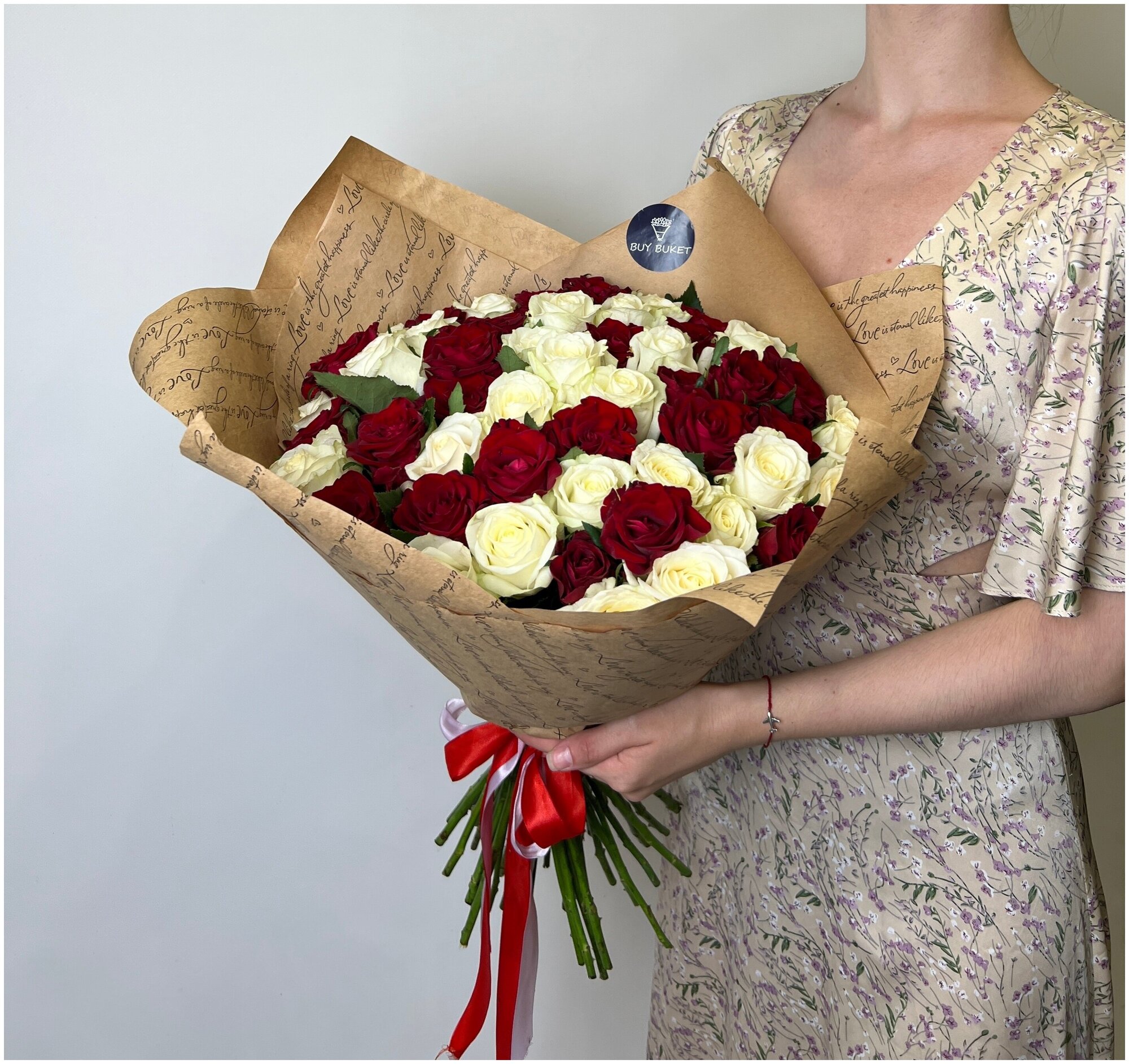 Букет из 41 красной и белой розы 60см микс