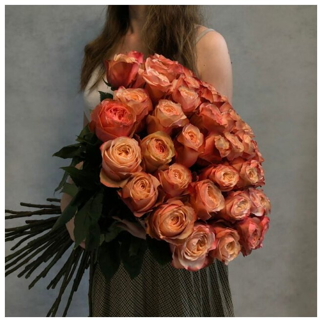 Букет из 51 персиково-оранжевых роз сорта кахала 70см (эквадор) с атласной лентой.