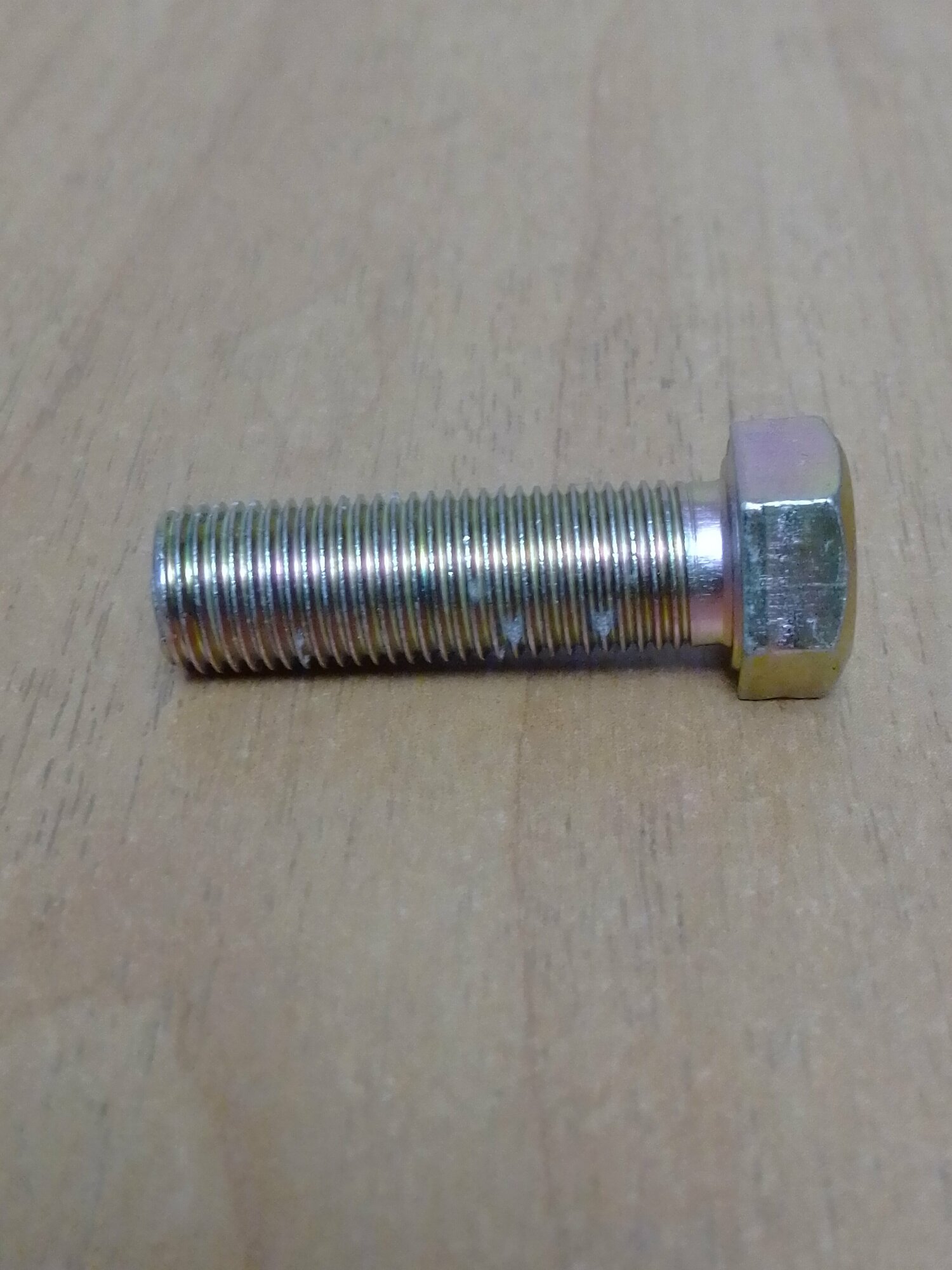 201521-п29 . Болт М10х1х32 для автомобилей (крепления генератора, картера сцепления и др.). Красная Этна