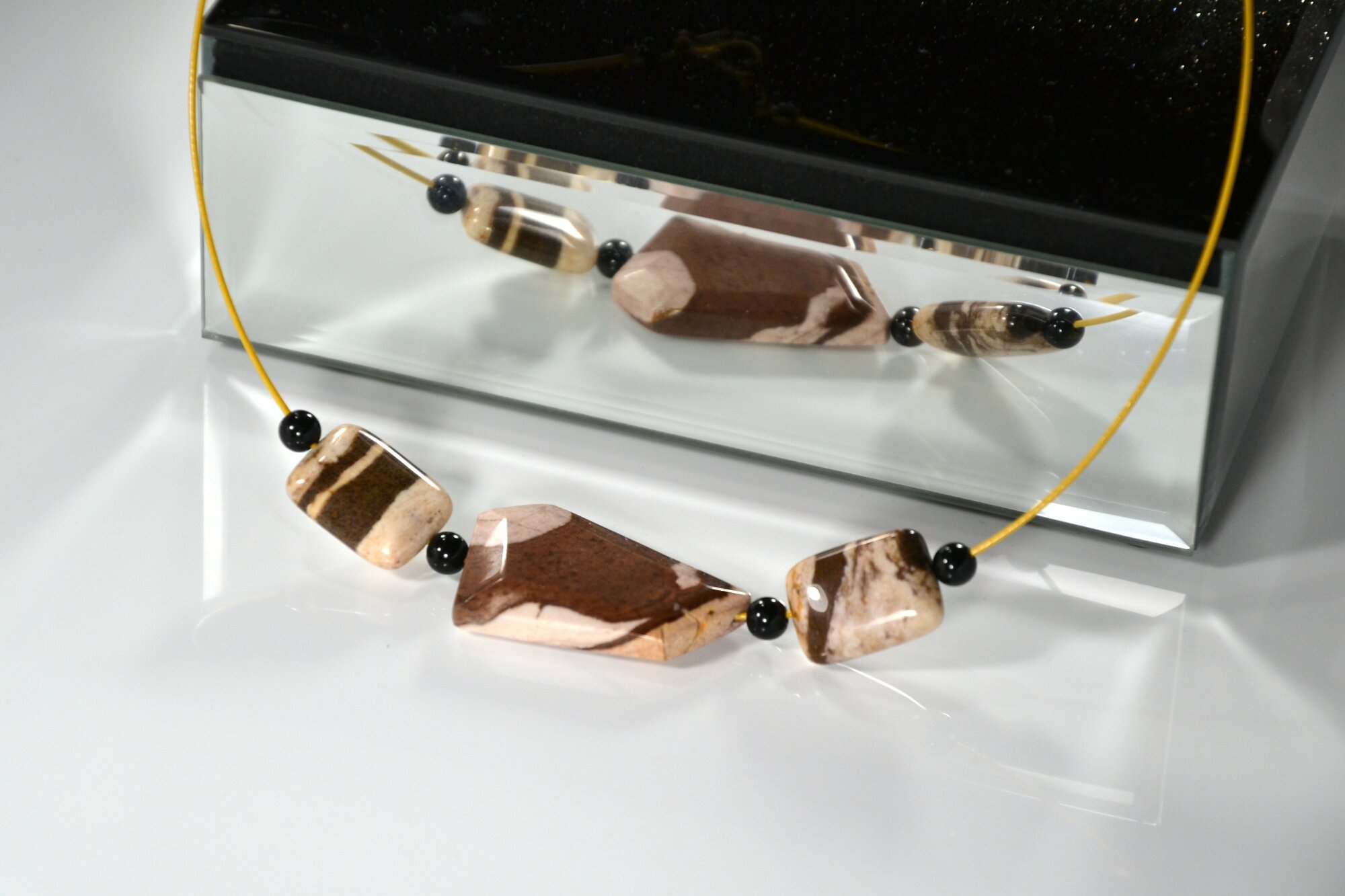 Колье, яшма