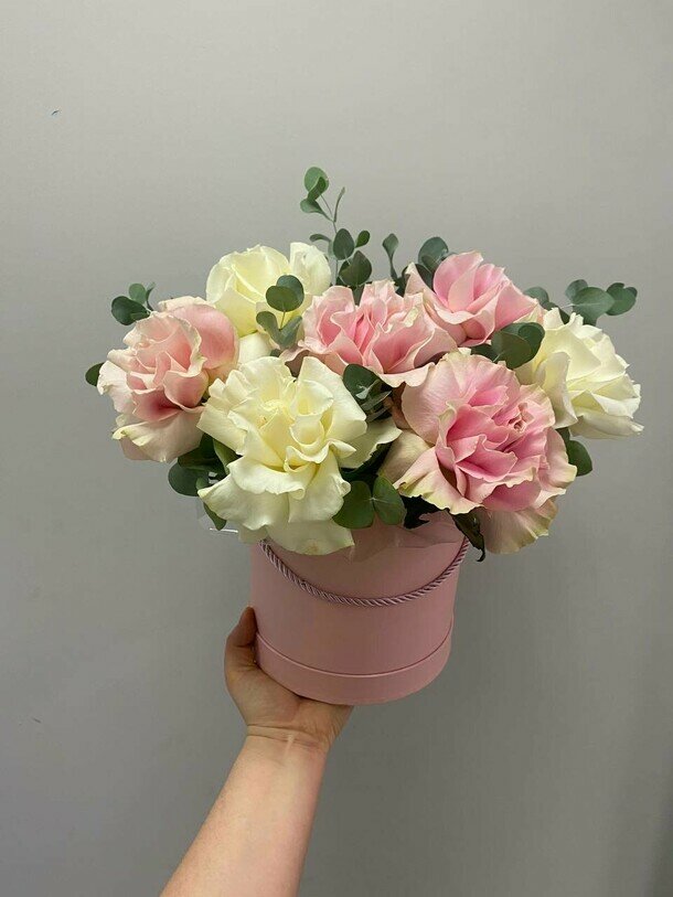 Букет Well Flowers "Мейд ин душа", XL, круглый, 7 роз, эвкалипт, букет свежих цветов