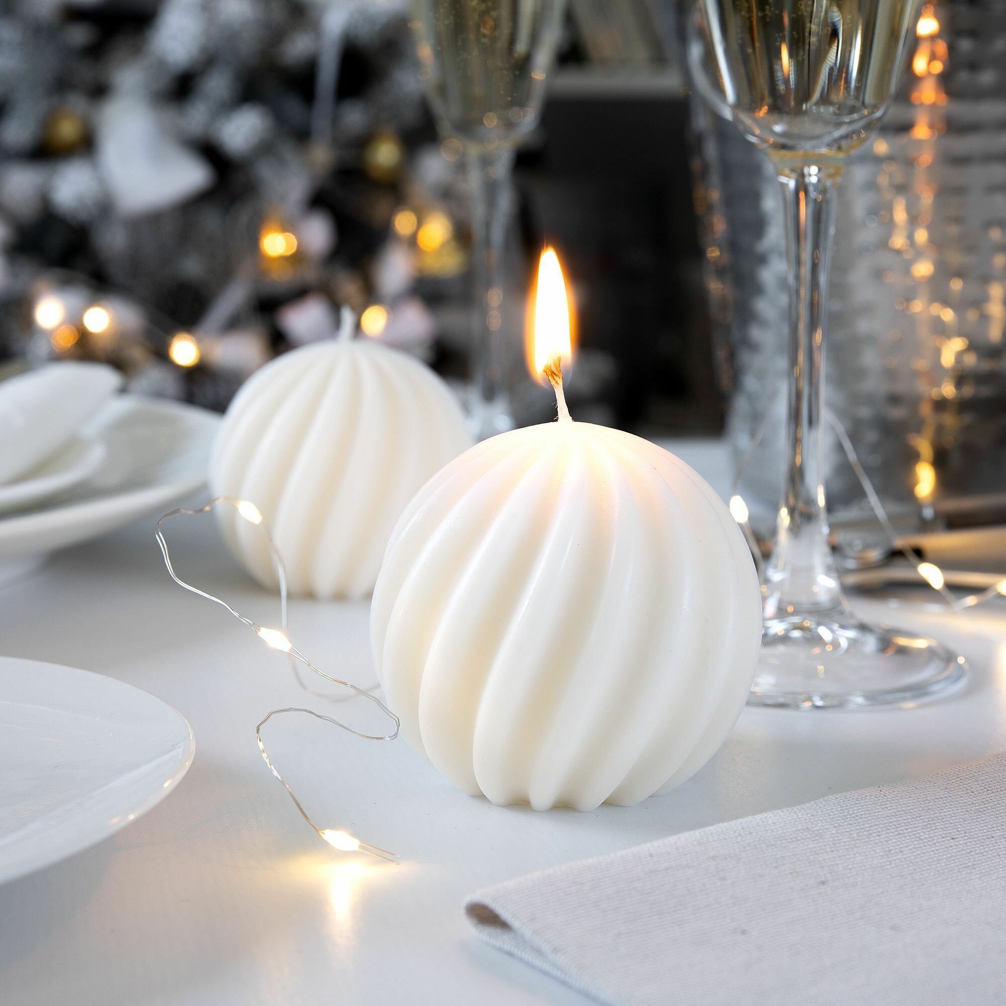 Свеча новогодняя ёлочный шар, High Five, белая, подарок на Новый год, новогодний декор