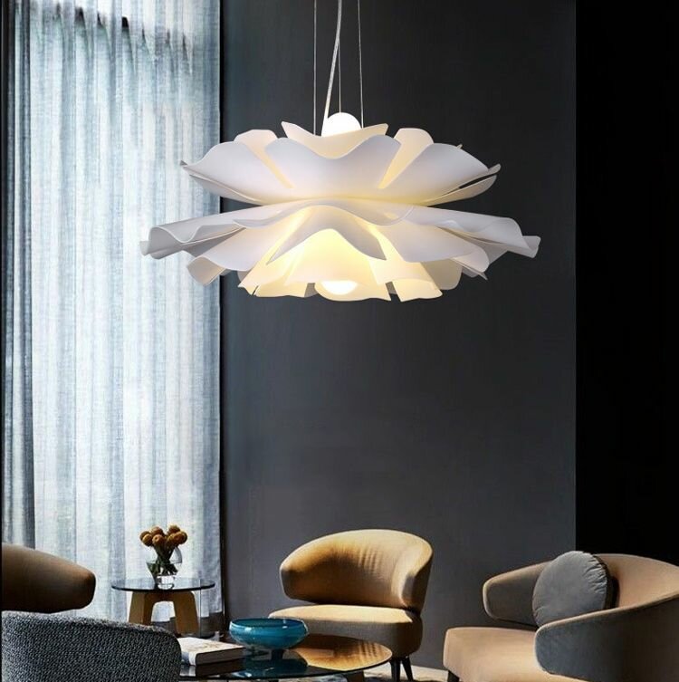Люстра с лепестками цветка гибискуса белого цвета