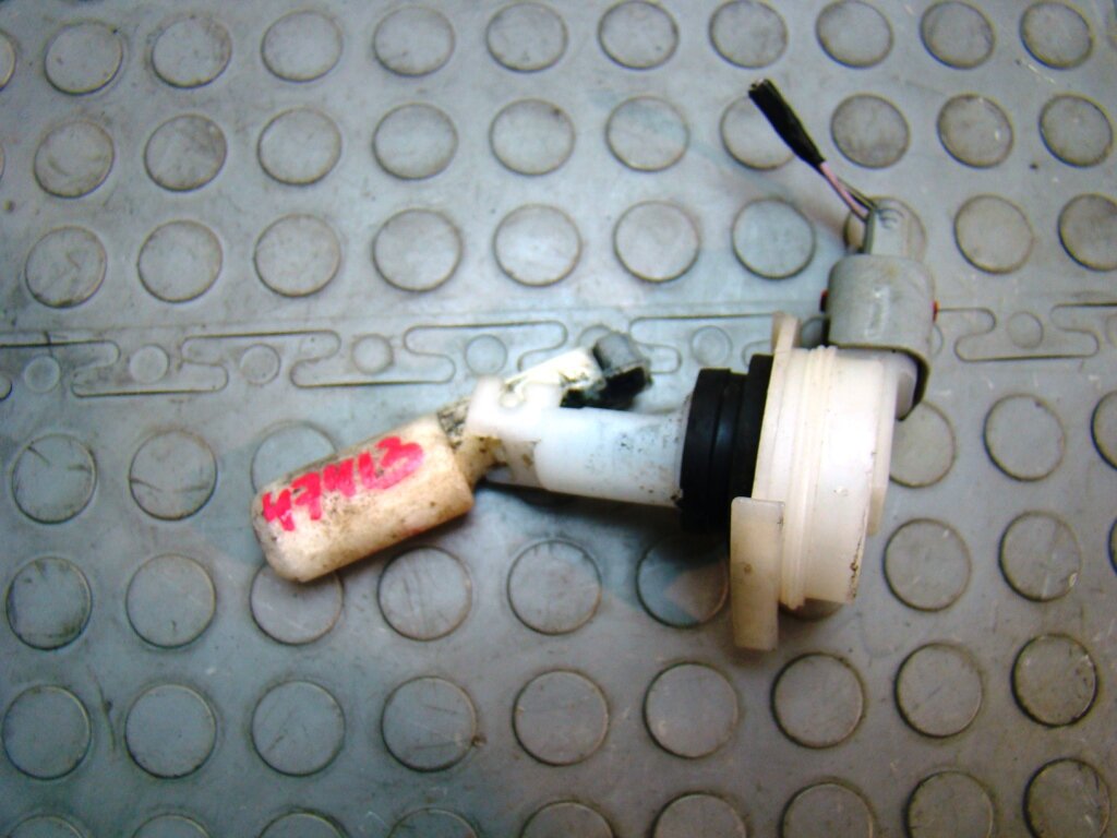 Freelander 2 Датчик уровня в бачок омывателя DMI500010