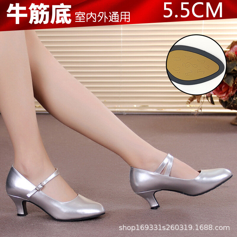 Спортивные туфли