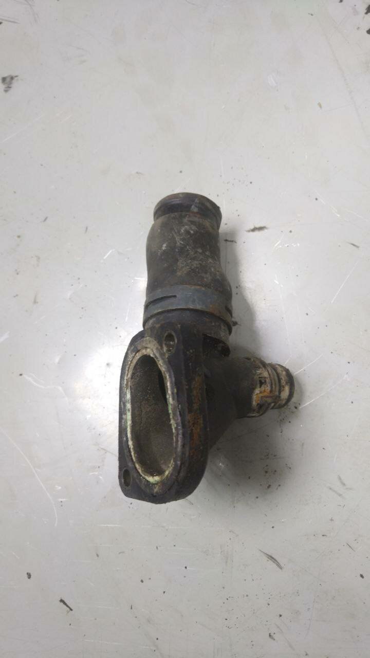 Фланец системы охлаждения Volkswagen Passat B5 (1996 - 2001) 050121133D