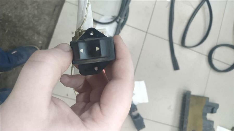 Кнопка люка от Mitsubishi Pajero, Montero 2 1991-2004