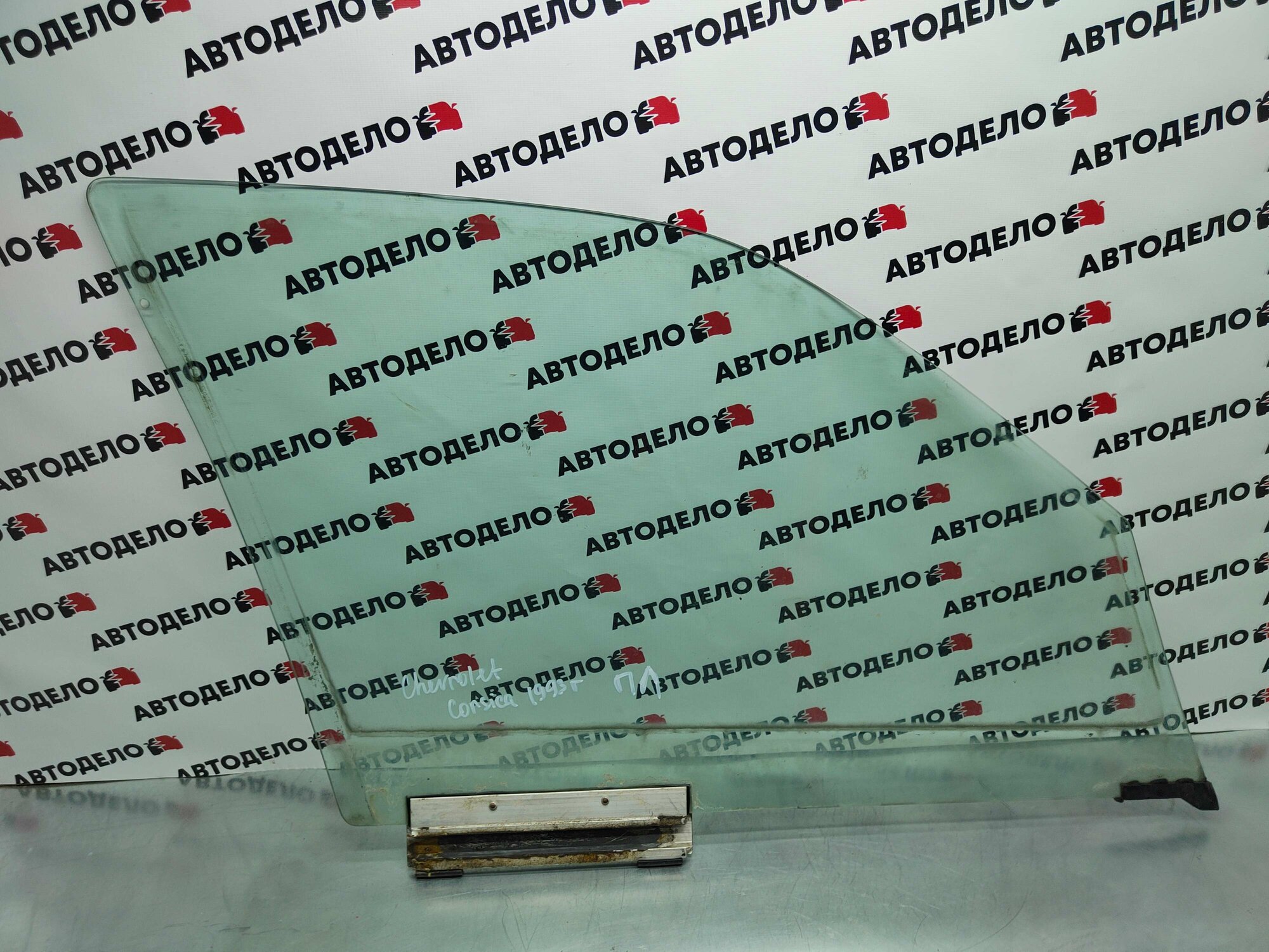 Стекло двери переднее левое Chevrolet Corsica 1993