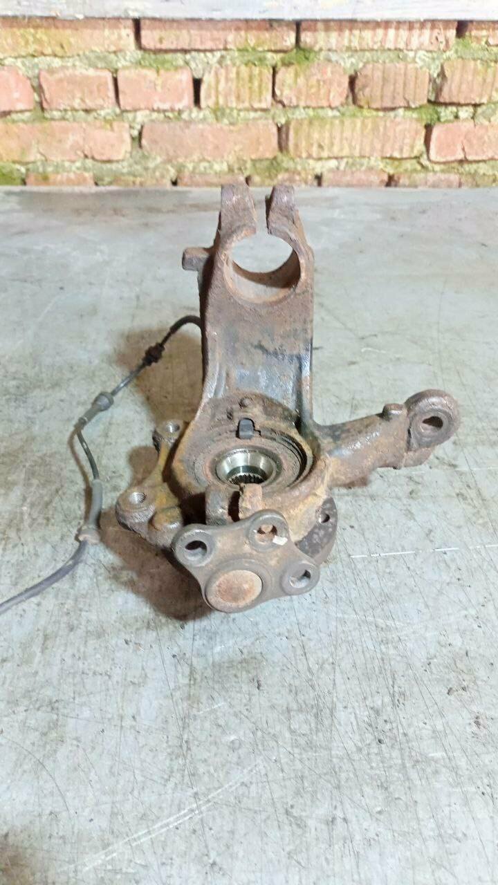 Кулак передний правый Peugeot 207 (2006 - 2009)