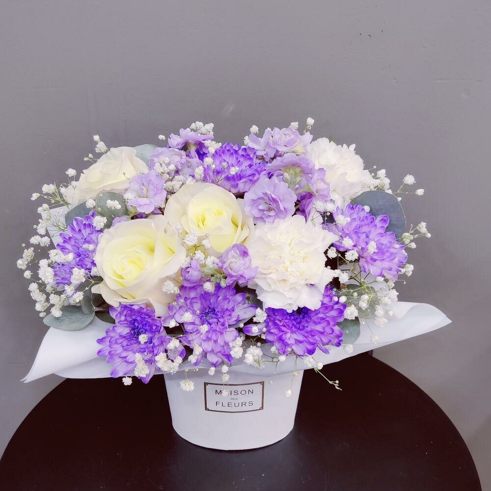 Цветы в коробке из белых роз и лавандовой матиолы Нежная лаванда