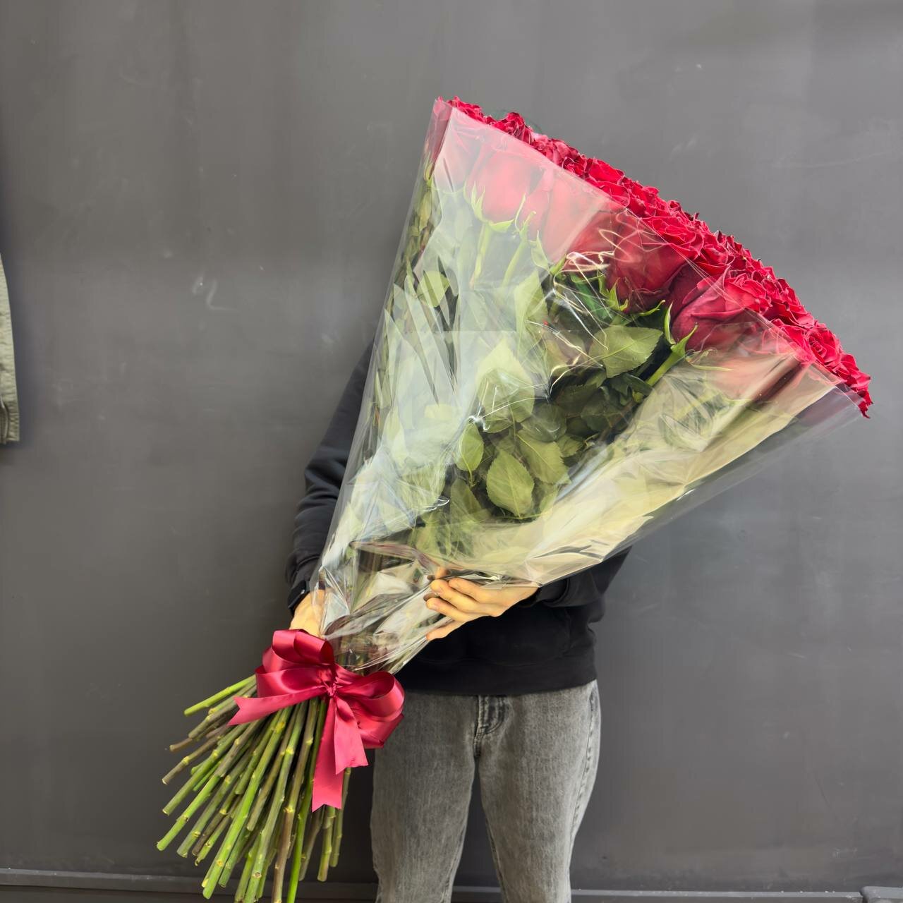 Огромный букет из красных роз высотою 90 сантиметров WOW-Flowers