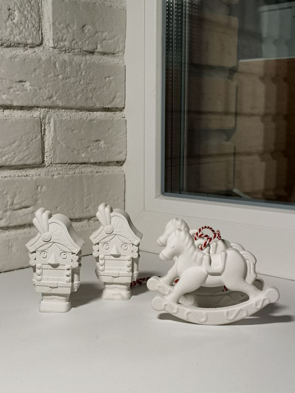 Набор 2 лошадки и 2 щелкунчика из гипса