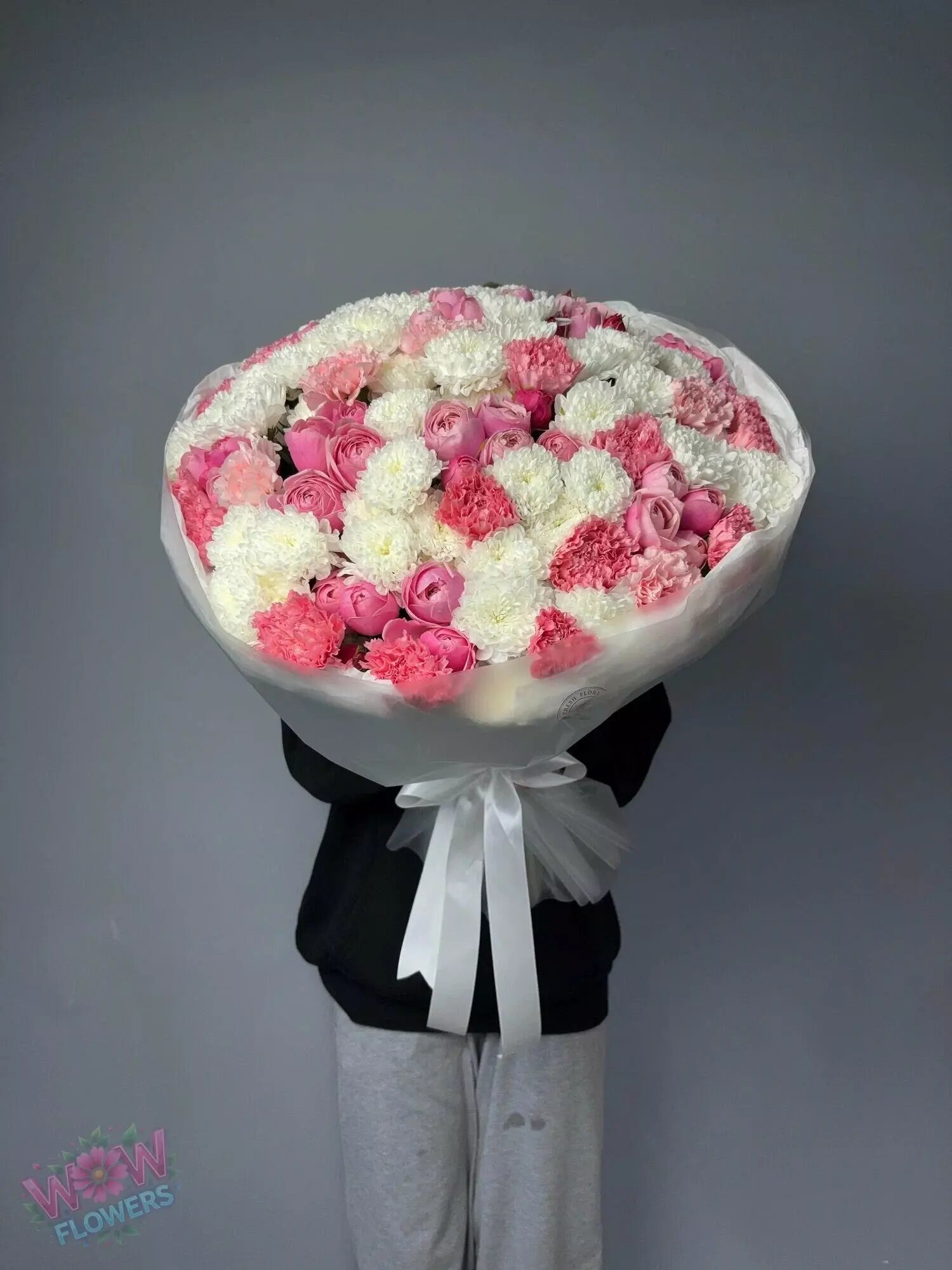 Букет "Шёлковое Облако", хризантемы, гвоздики, розы, 55 штук