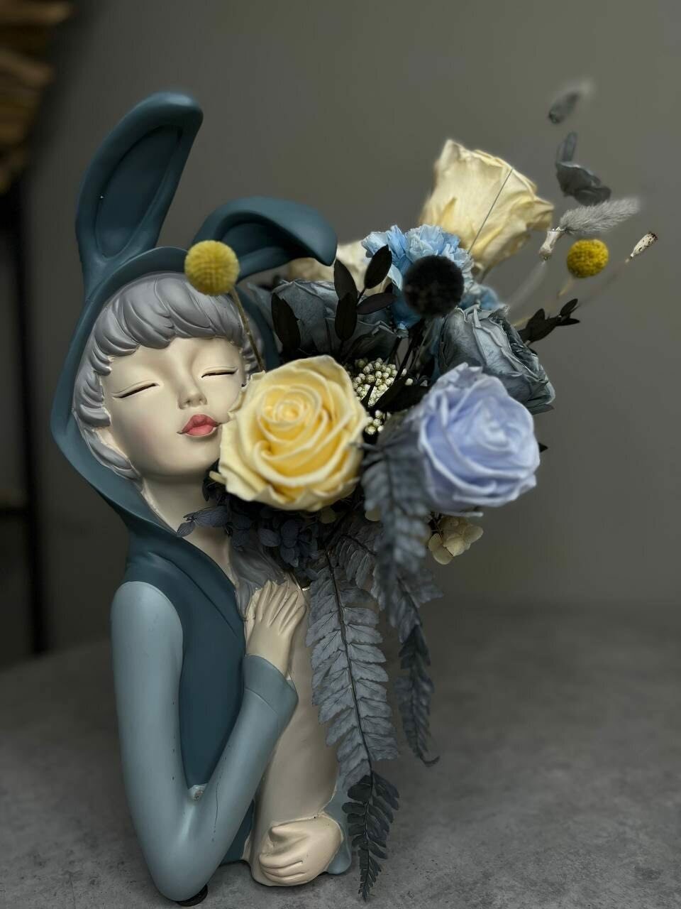 Стильное кашпо девочка-зайчик со стабилизированными цветами