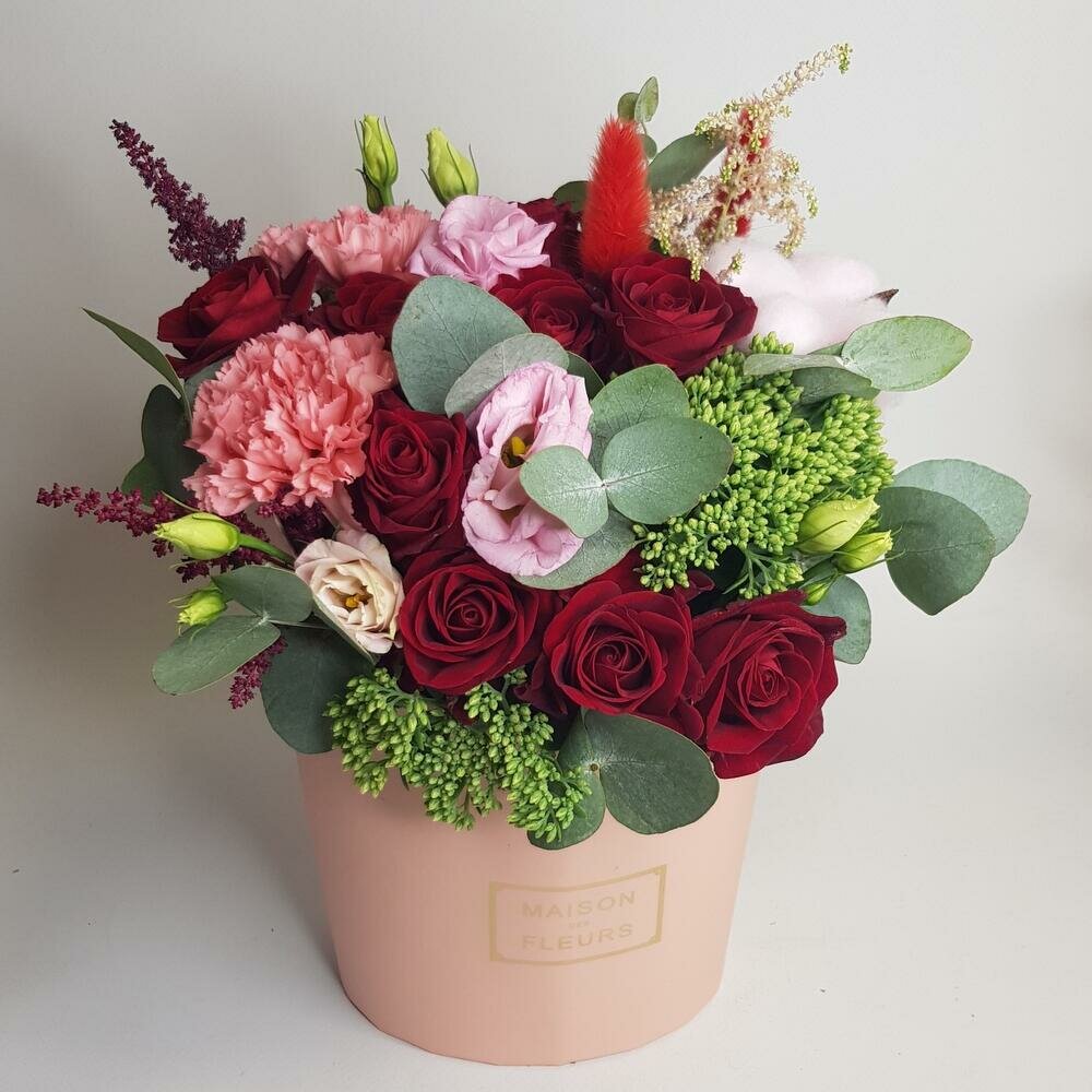 Цветы в коробке FLORY LOVE, красная кустовая роза с сочным седумом