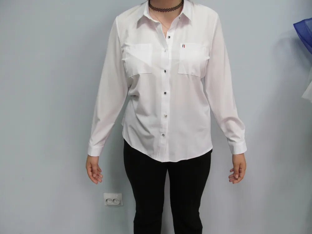 Блуза Классическая, не приталенная блуза для девушки с металлическими пуговицами и двумя карманами на груди