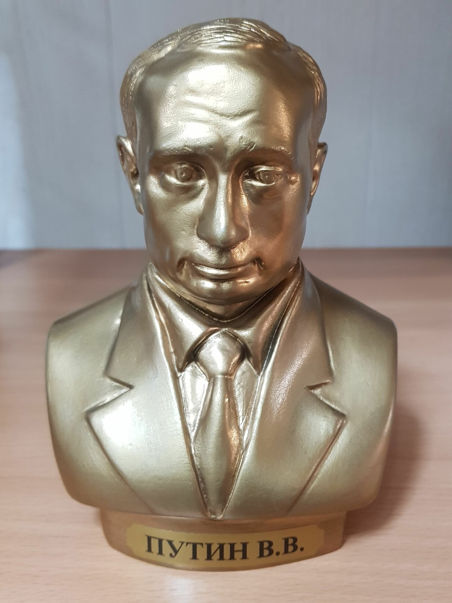 Бюст В. В. Путин 16х12х8см, гипс и лаковое покрытие, золото