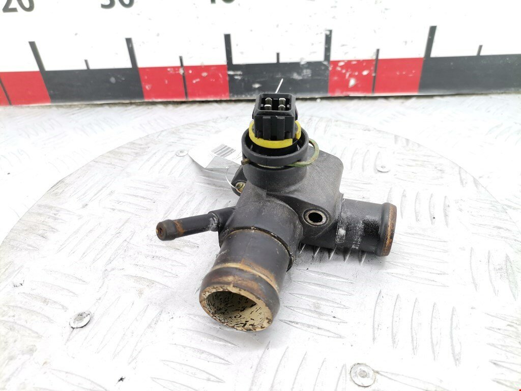 Фланец (штуцер системы охлаждения тройник) Volkswagen Golf 3 028121132A арт. 1589022