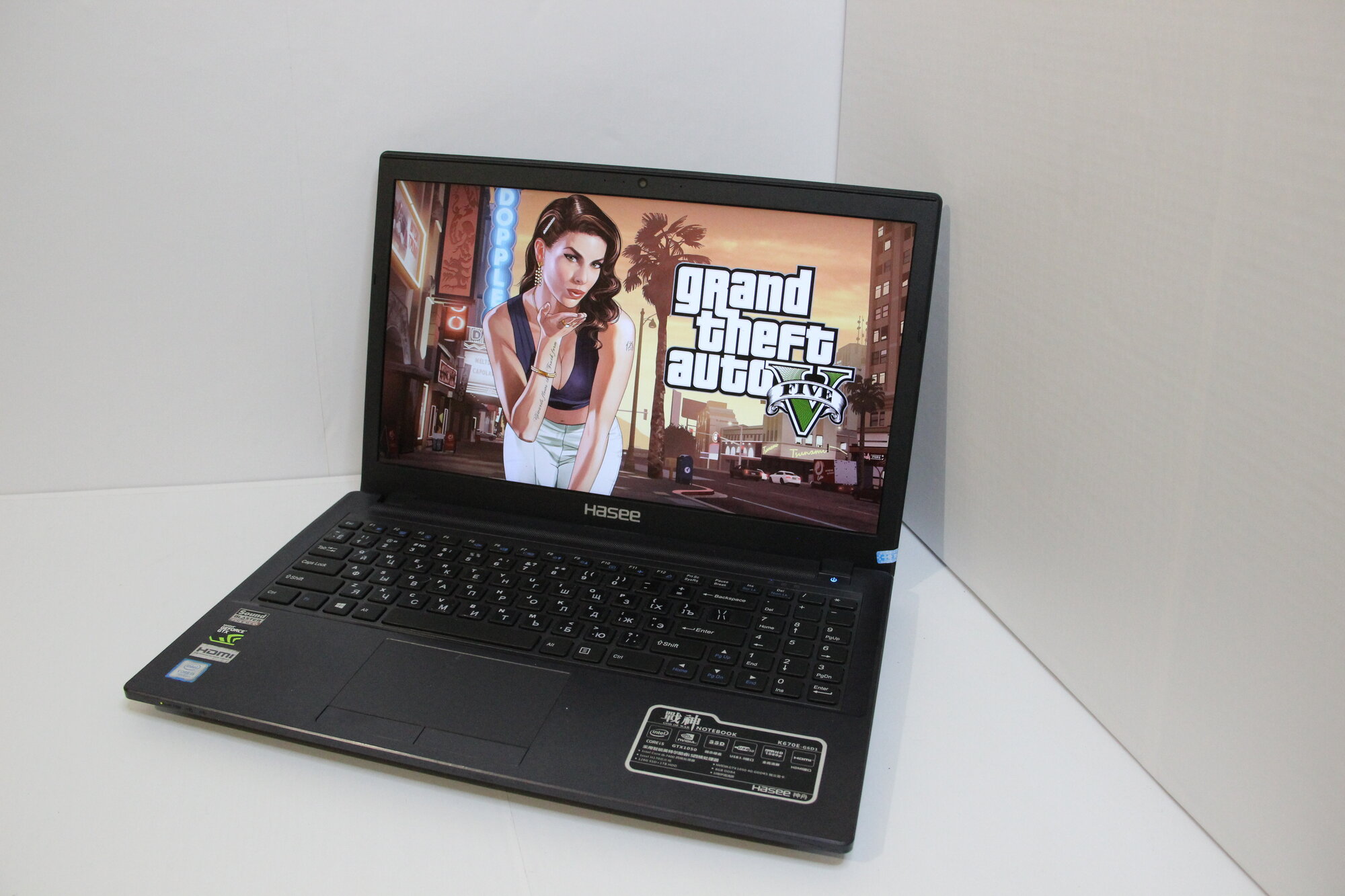 15.6" Игровой ноутбук Hasee K680E-G6D1 / i5-7400 / GeForce GTX 1050 4GB / RAM 8 GB / SSD 256 GB