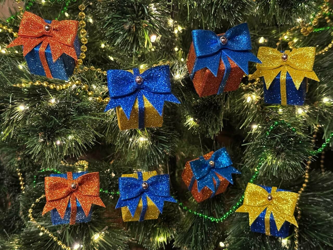 Набор елочных игрушек "Подарки из ткани", фоамиран, 8 штук, сине-золотые