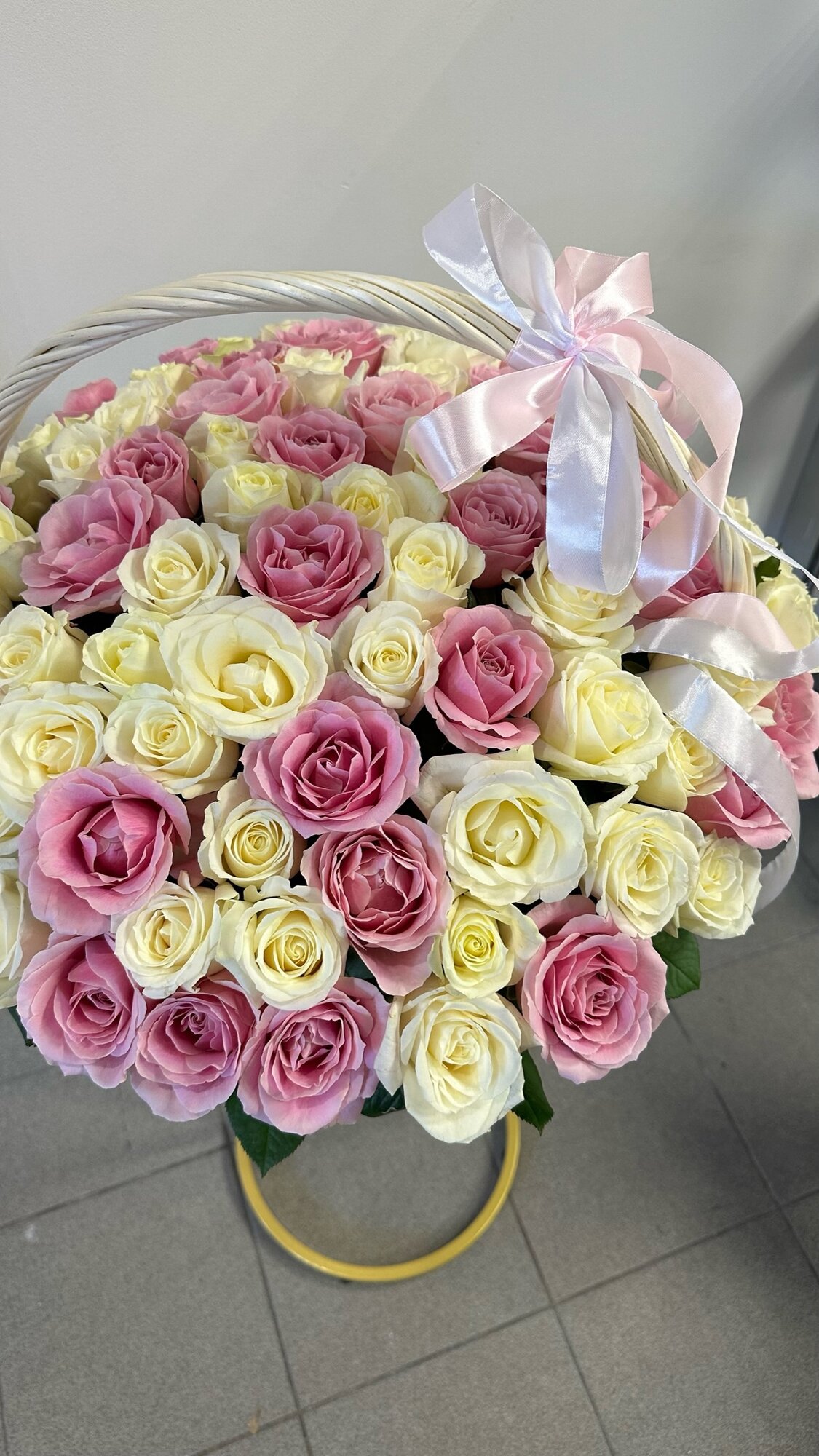 Свежие цветы 101 Роза Белоснежная и розовая в плетеной корзине