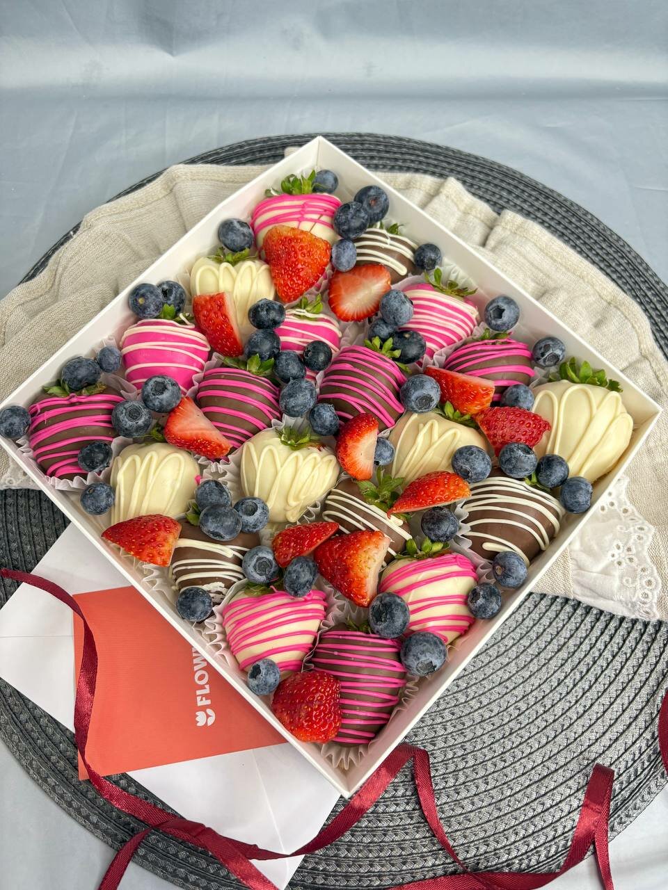 New! Клубника в шоколаде ассорти с голубикой сладкий подарок Макси премиум