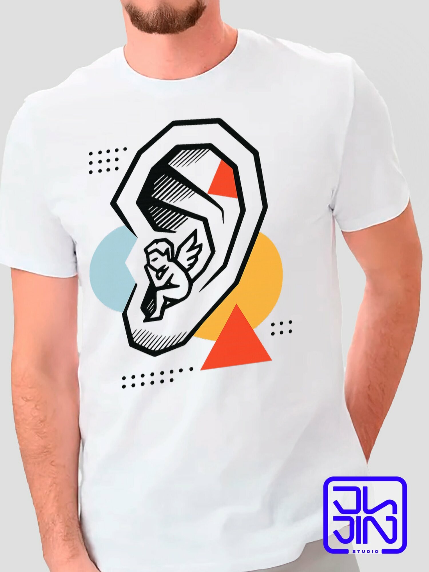 Футболка классическая мужская с авторским принтом Абстрактное черно-белое ухо с геометрическим ангелом и разноцветными фигурами, белый хлопковый трикотаж с прикольным рисунком на груди