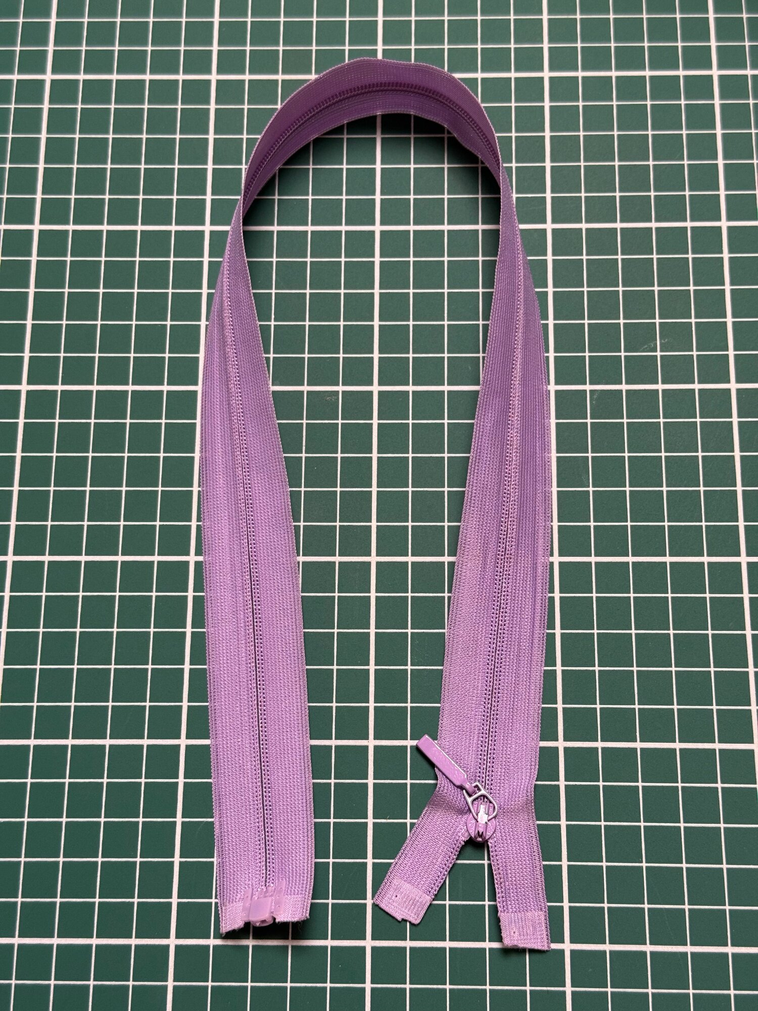 Молния Потайная , замок автомат, цвет светло-фиолетовый, 50 см, цена за 1 штуку.