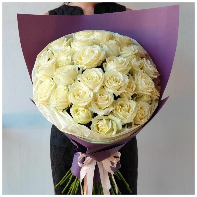 Букет "Аваланж", 31 цветок, белая роза, упаковка тишью, на стеблях
