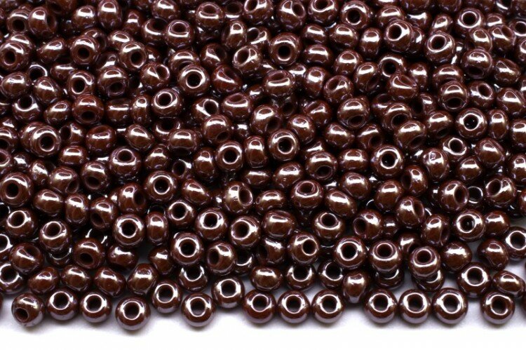 Бисер чешский PRECIOSA круглый 8/0 18600 коричневый непрозрачный блестящий, 50г