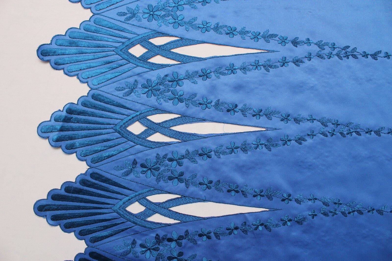 Ткань Вышивка ришелье (perfori) хлопком на сатине цвета кобальт, кайма, ш144см, 0,5 м