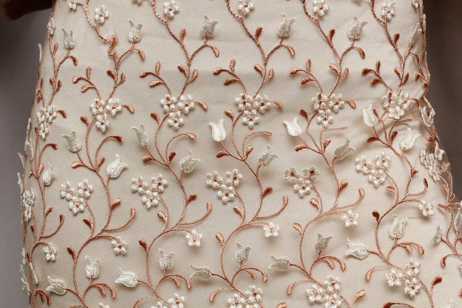 Ткань Вышивка на сетке с макраме молочная с бежевым, ш132см, 0,5 м