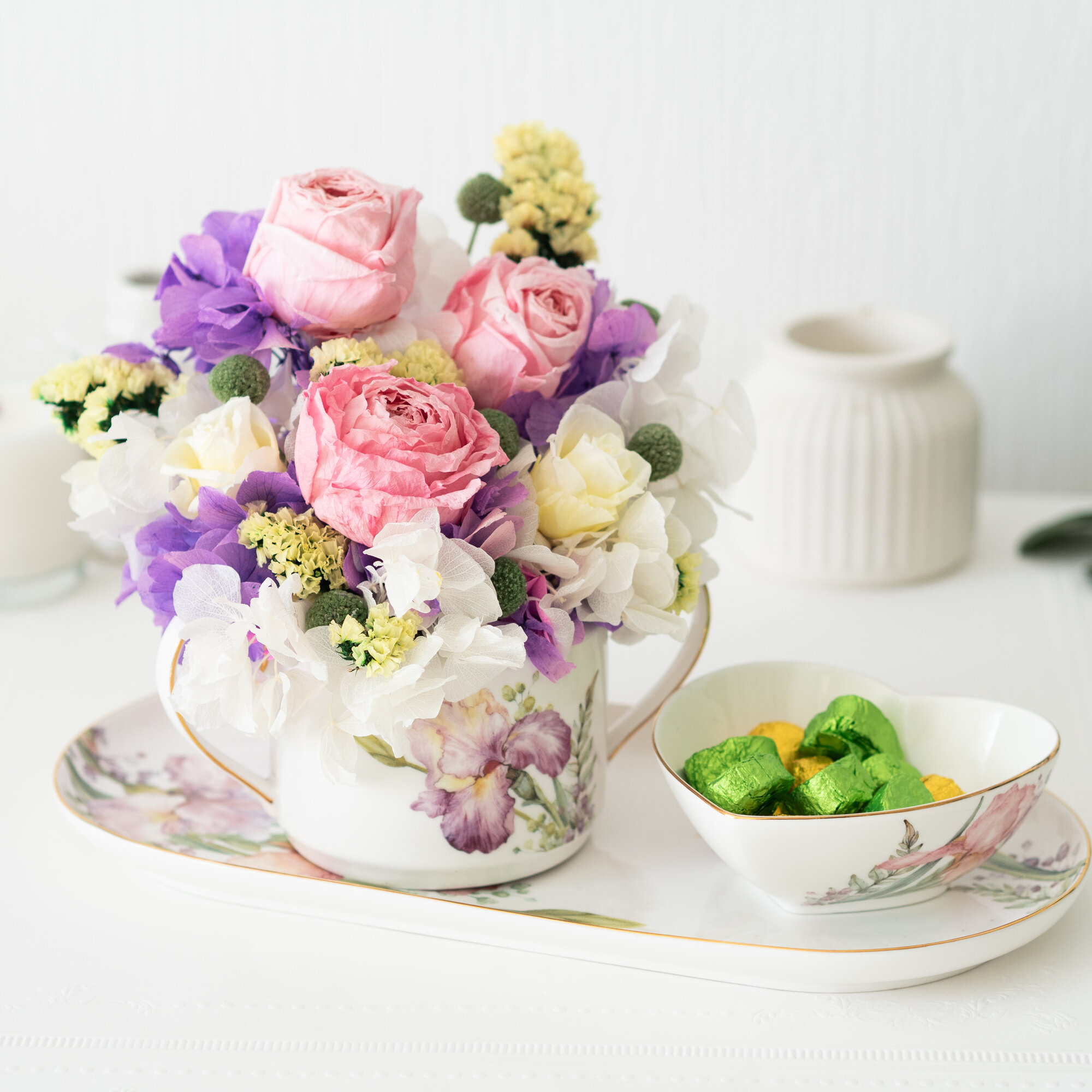 Набор с композицией из стабилизированных роз и сухоцветов в фарфоровых конфетнице и сахарнице | Подарок на День рождения