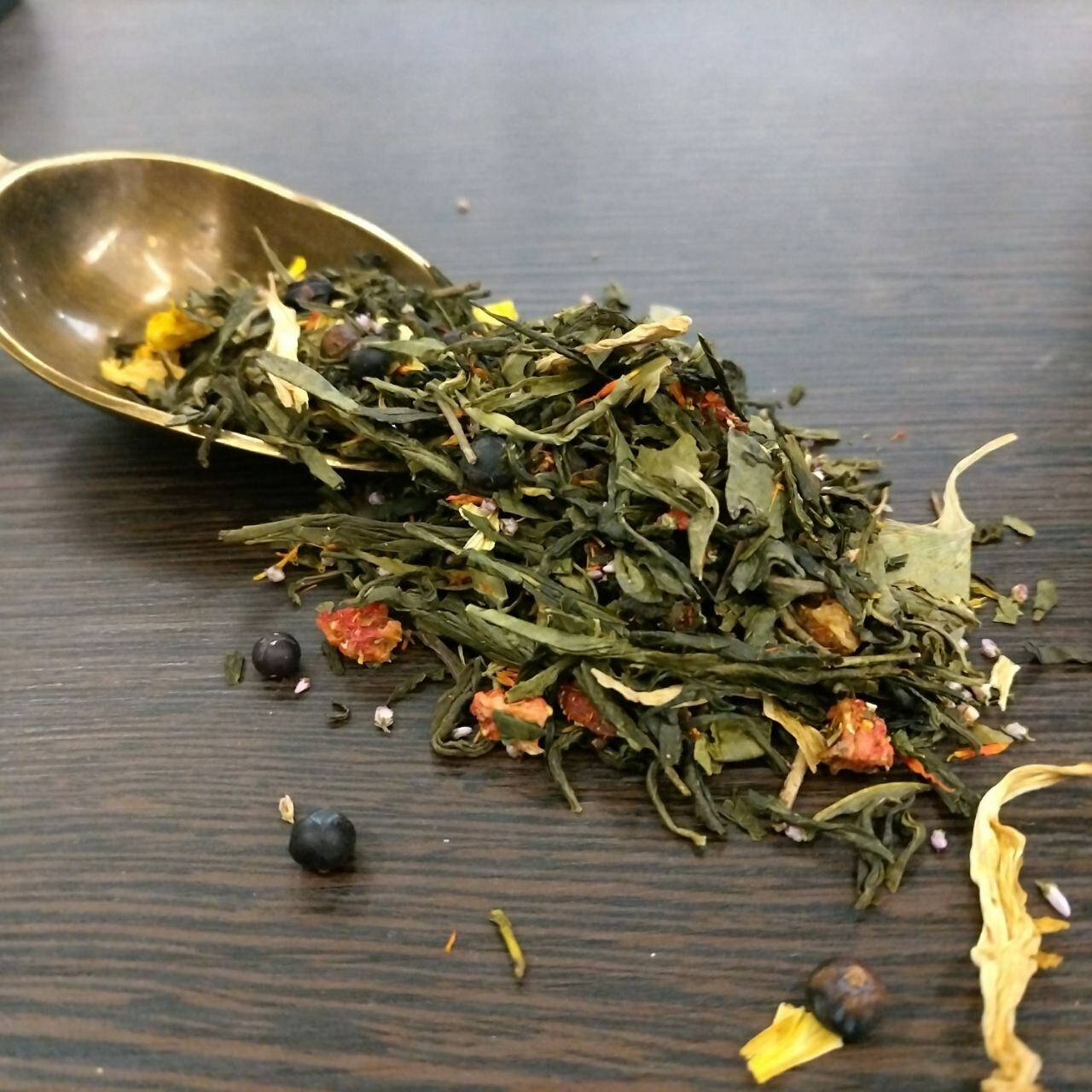 Римские каникулы (100 гр) Купаж лучших зеленых чаев Сенча и Чун-ми с кусочками клубники, ягодами можжевельника и годжи