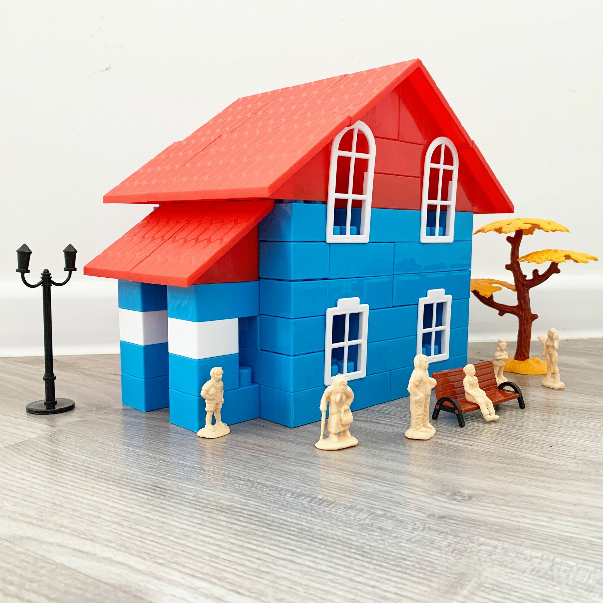 Конструктор Строитель Полесье (85 дет. + 9 фигурок и предметов) - синий домик из конструктора