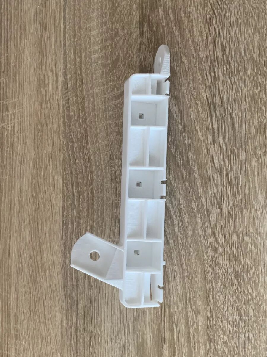 Кронштейн переднего бампера (левый) Mitsubishi Lancer 10, белый