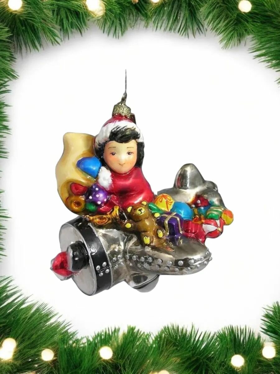 Игрушка на елку Мальчик в самолете с подарками