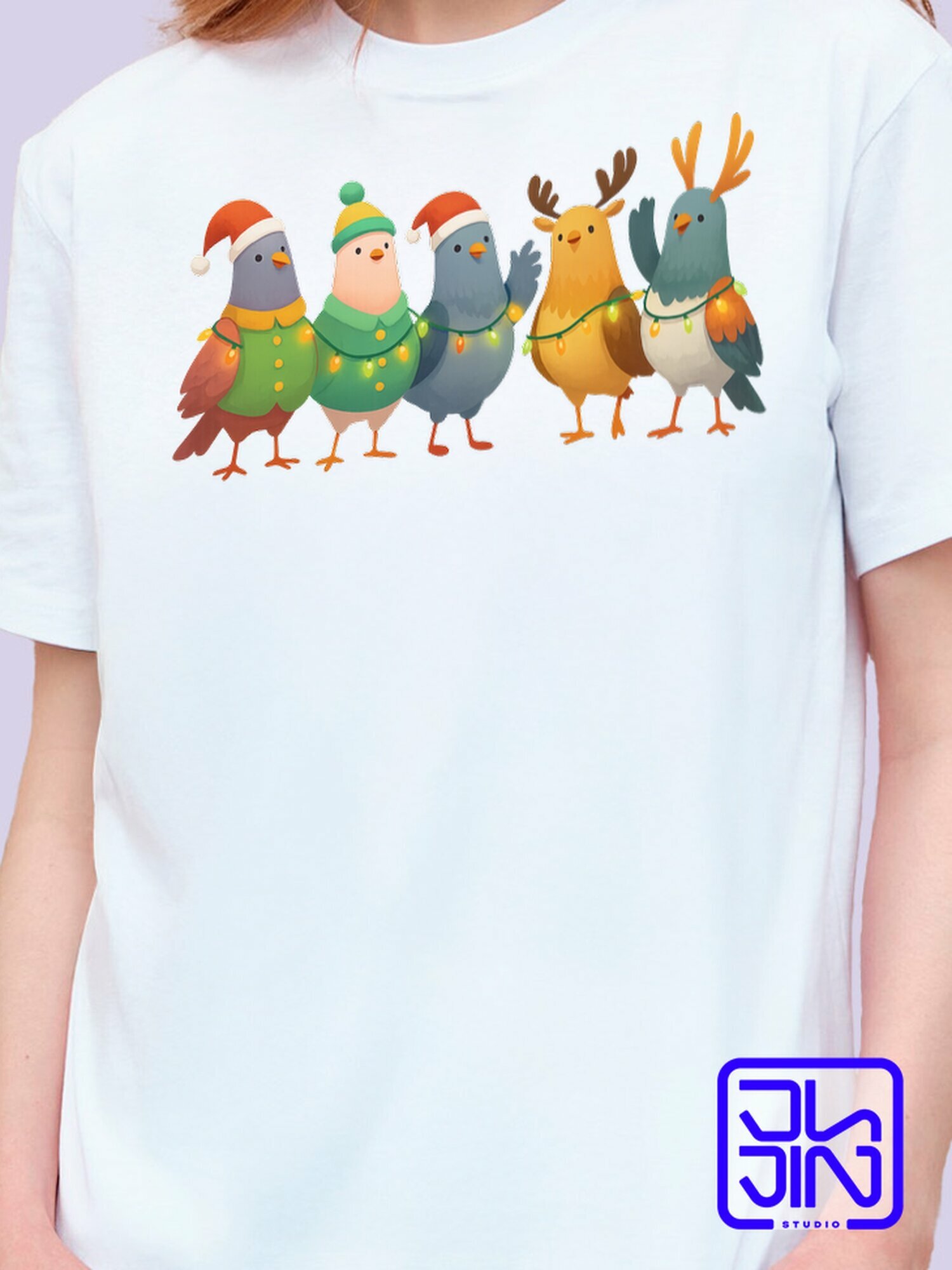 Футболка классическая женская с авторским принтом Веселая белая птица с крыльями, выразительная и разноцветная, рождественская, белый хлопковый трикотаж с прикольным рисунком на груди