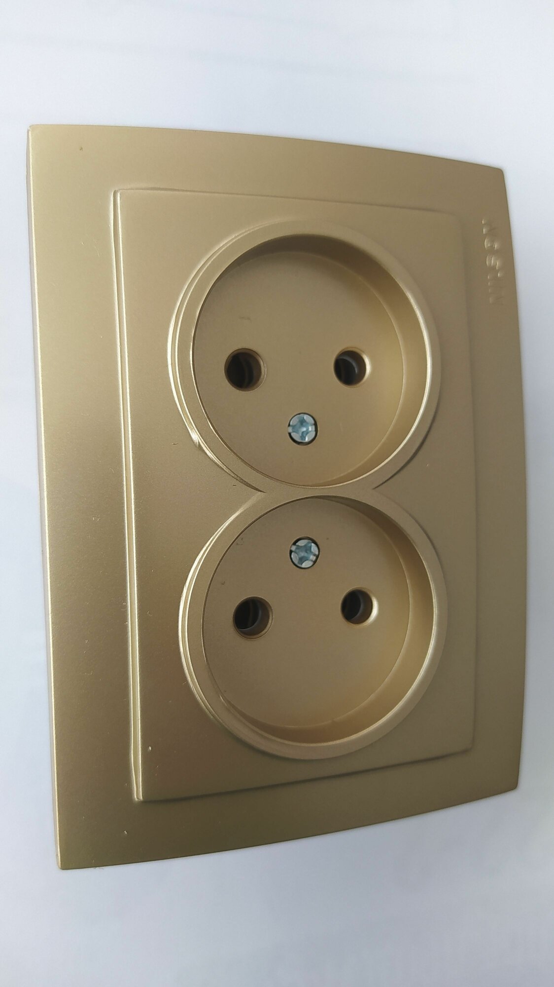 Розетка Nilson внутренняя двойная. под золото